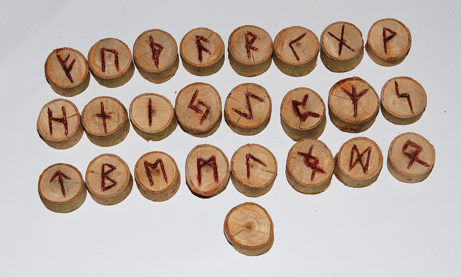 Jak si vyrobit vlastní runy 2 - Rytí a barvení - Frogos.cz